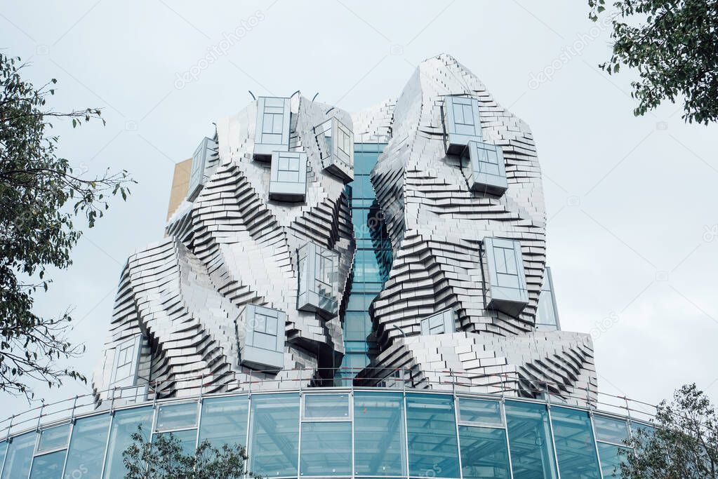Torre de torsión en paneles de aluminio reflectantes diseñada por el ...