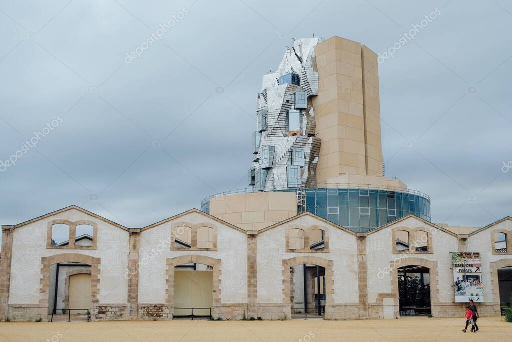 Torre de torsión en paneles de aluminio reflectantes diseñada por el ...