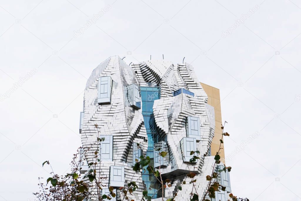 Arles, Francia - septiembre 2019: Torre de torsión en paneles de ...