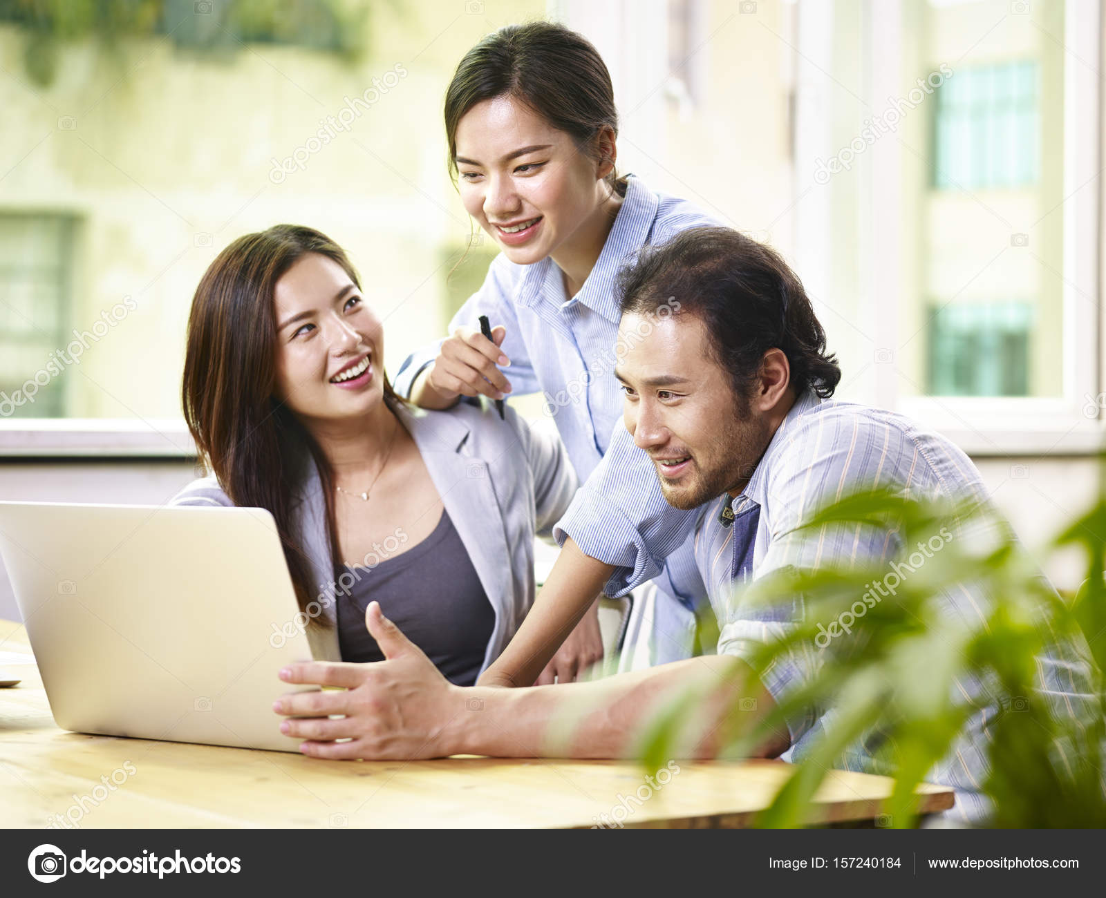 Asian business people working together in office — Stock Photo ... Asian business people working together in office — Stock Photo ...