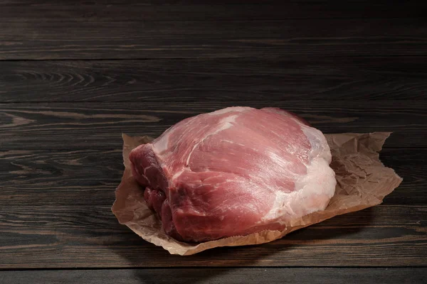 Un trozo de hombro de cerdo crudo. Solomillo de cerdo sobre papel sobre ...