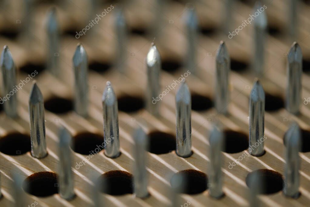 Tablero de madera con clavos metálicos afilados, tablero del pie de ...