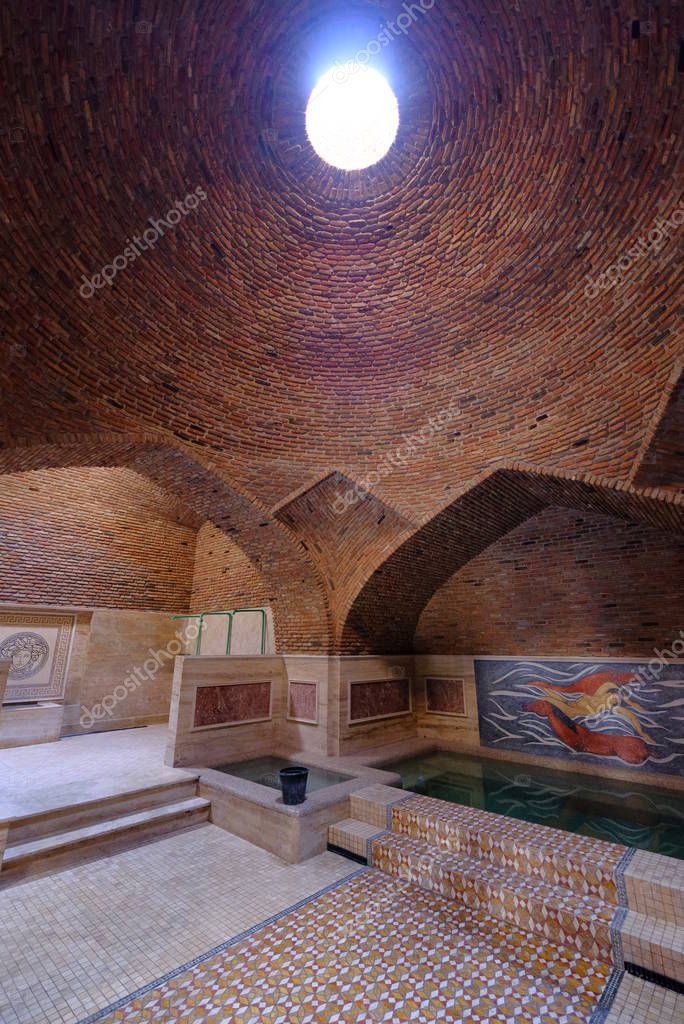 Interior del hammam decorado con mosaico 2022