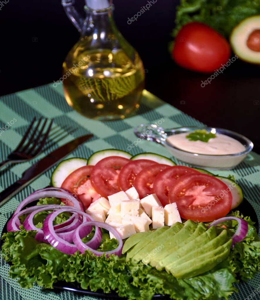 ensalada mixta con lechuga de tomate aguacate y queso oscuro y madera 2022