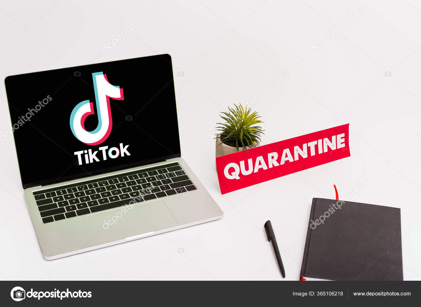 Kyiv Ukraine April 2020 Laptop Tik Tok Website Screen Green — Stock ...