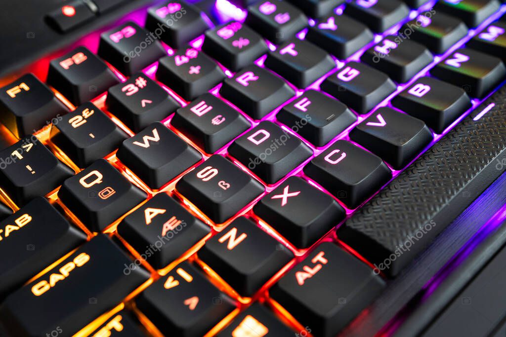 Vista de primer plano de un teclado con luces led brillantes para ...
