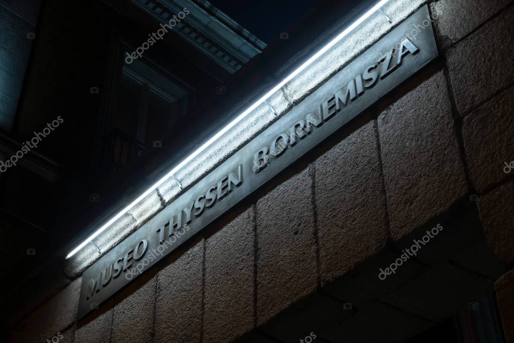 MADRID, ESPAÑA - Diciembre de 2019: Entrada al Museo Thyssen - Bornemisza por la noche en el ...