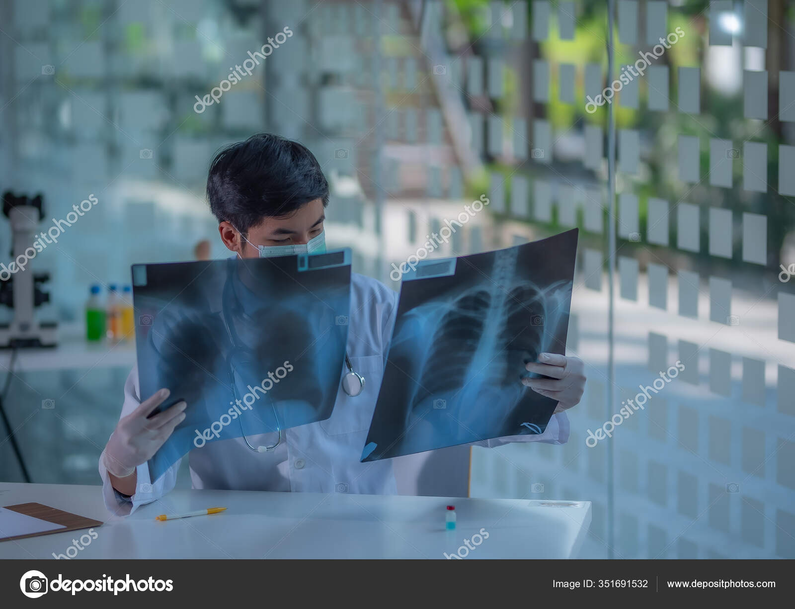 Doctor Examinando Una Radiografía Pulmón Doctor Mirando Una Radiografía ...