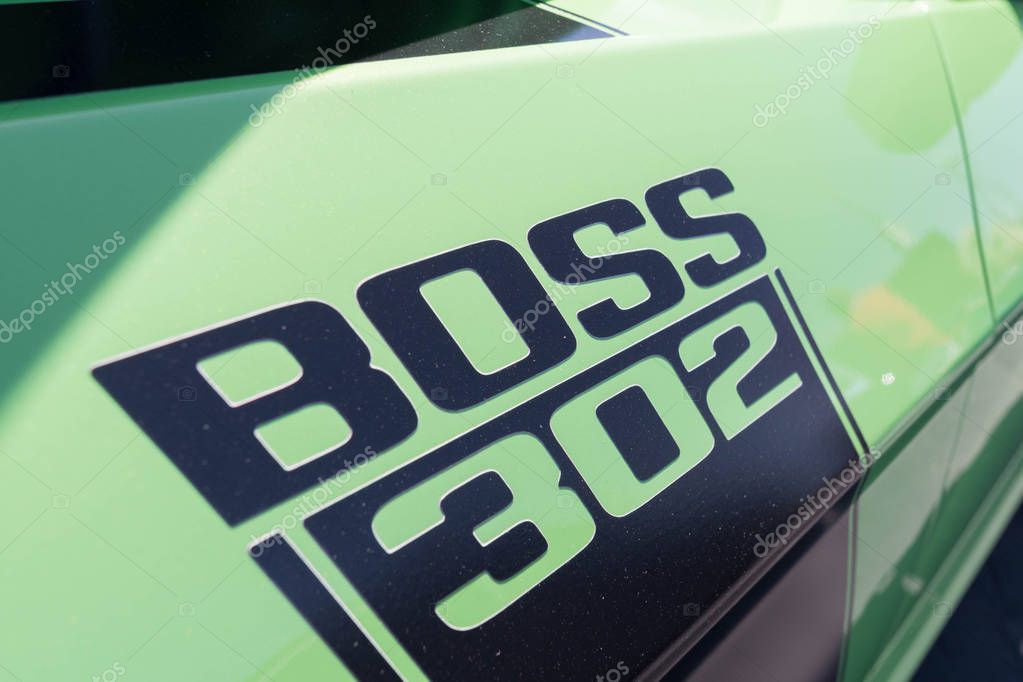 Ford Mustang Boss 302 emblema de quinta generación en exhibición 2022