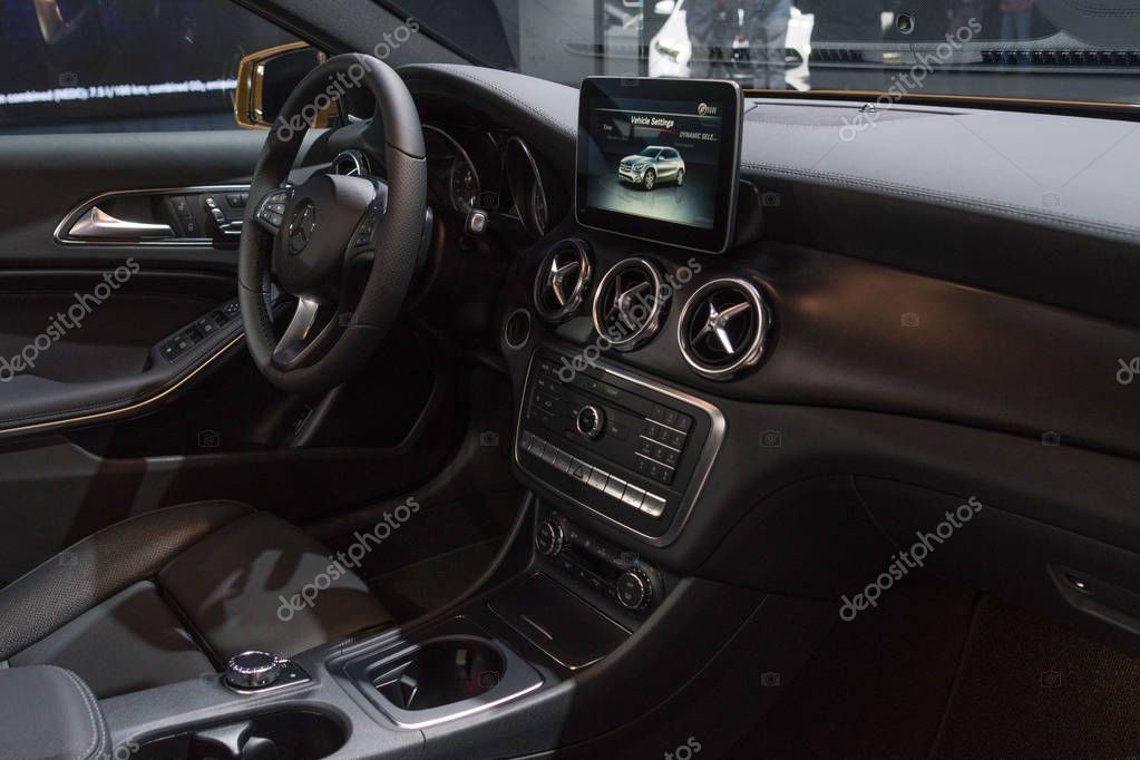 Mercedes-Benz GLA 250 interior en exhibición durante LA Auto Show 2023