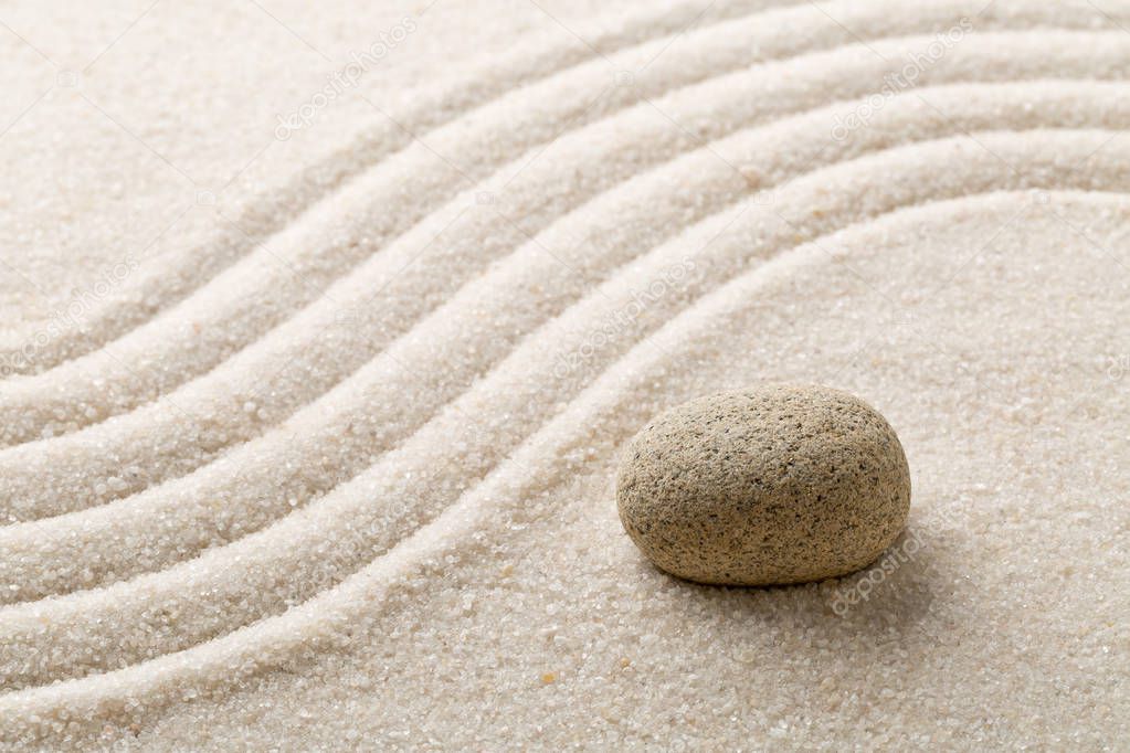 Arena zen y jardín de piedra con líneas curvas rastrilladas ...
