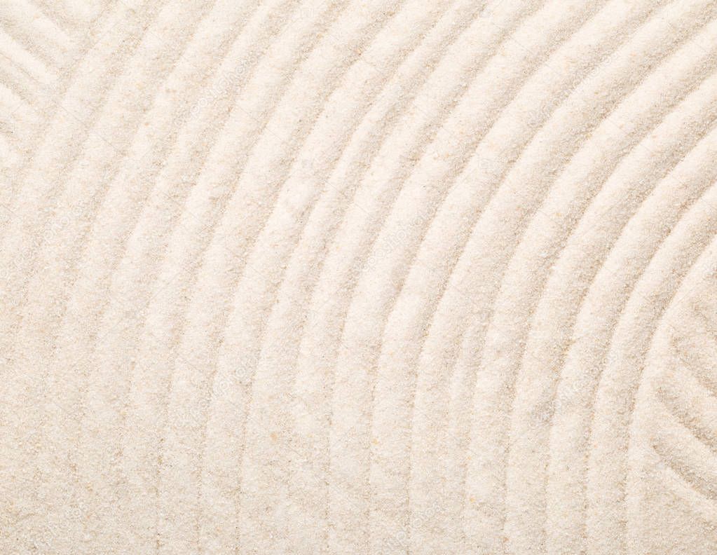 Jardín de arena y piedra zen con líneas, curvas y círculos rastrillados ...