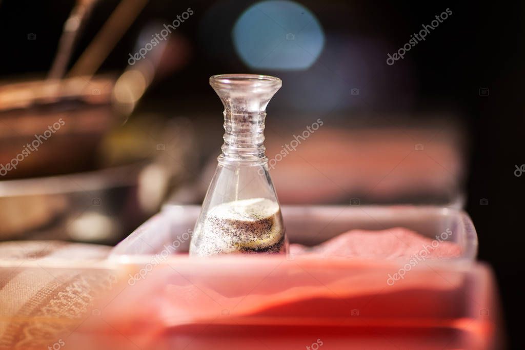 Botellas de vidrio decorativas con arena de colores en el interior ...