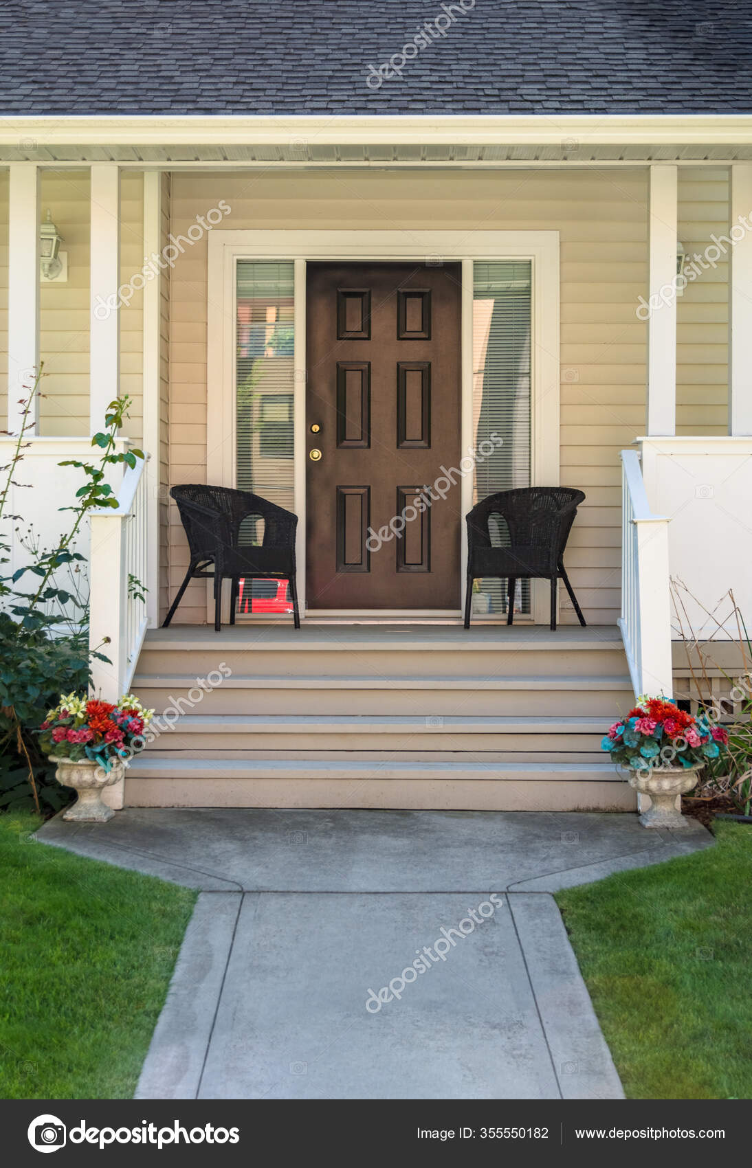 Escaleras de puerta y camino de hormigón que conduce a la entrada ...