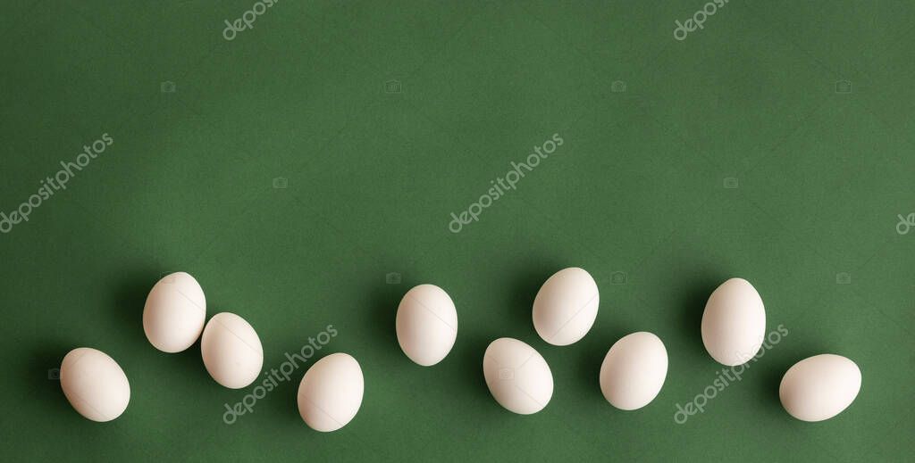 Huevos blancos ecológicos naturales planos ponen marco de borde sobre ...