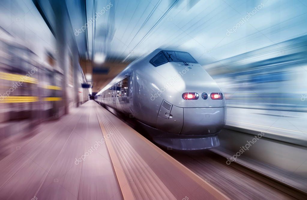 Tren rápido en la estación. Concepto e idea de transporte 2024