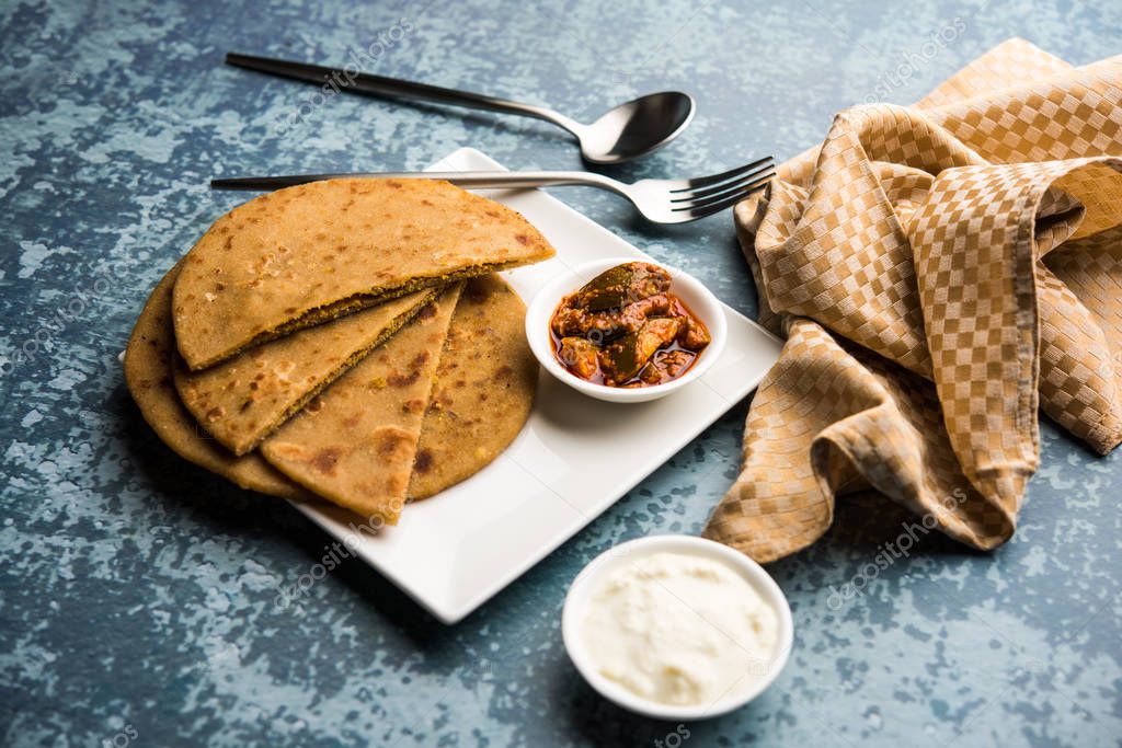 Sattu Ka Paratha / Channa Dal relleno Harina Paratha servido con ...