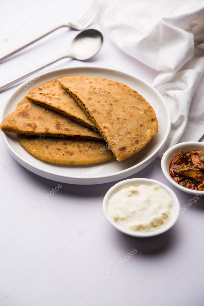Sattu Ka Paratha / Channa Dal relleno Harina Paratha servido con ...