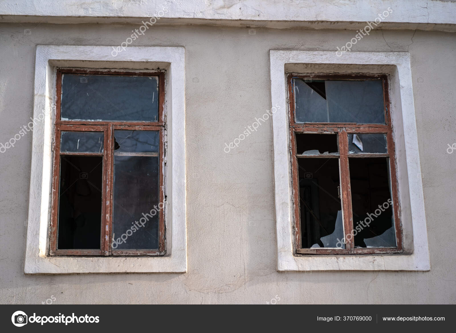 Broken Glass Windows Old House — Stock Photo © NariArt #370769000