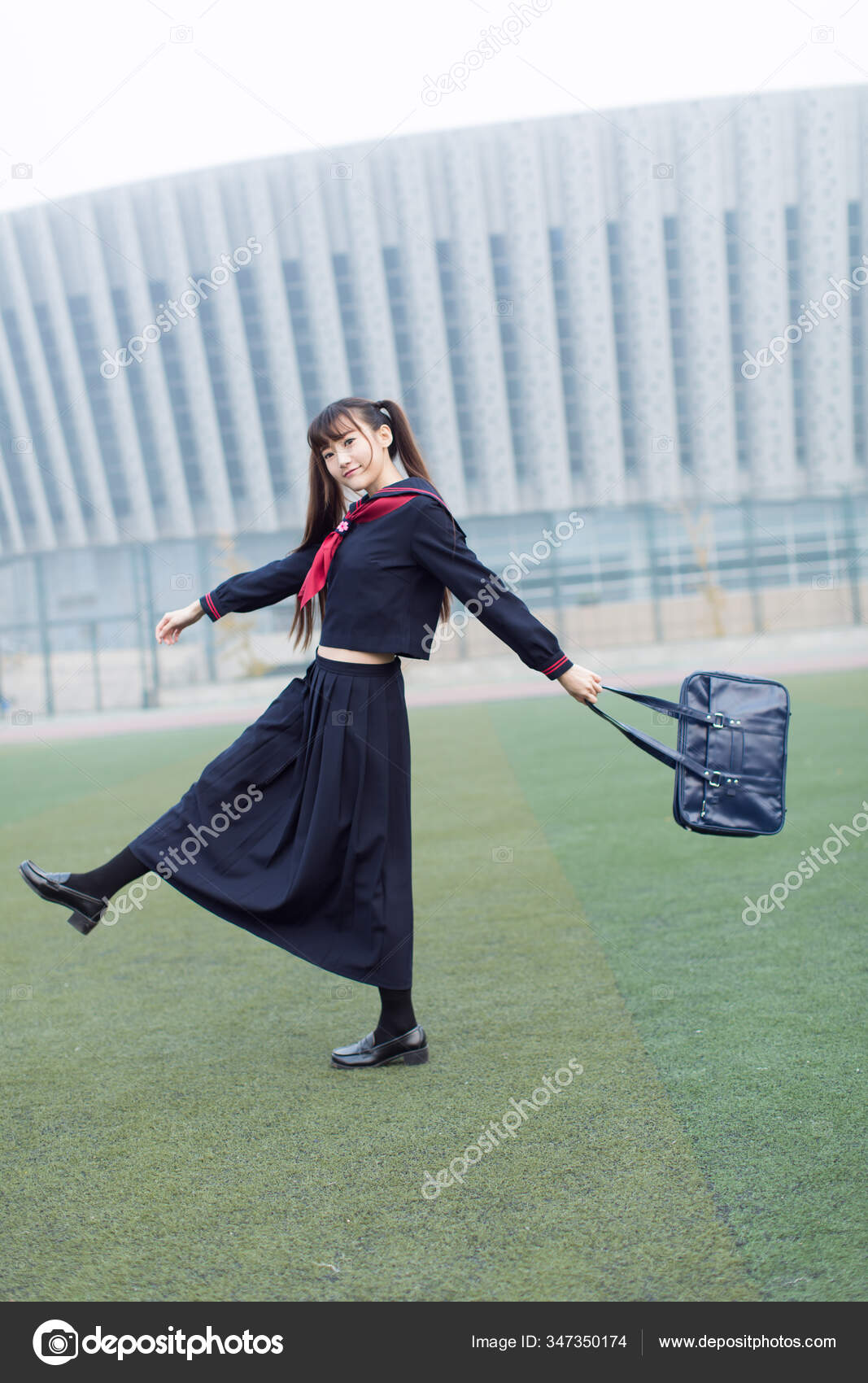 Niñas Que Usan Uniformes Escolares Solas Patio Recreo Escuela — Foto de ...
