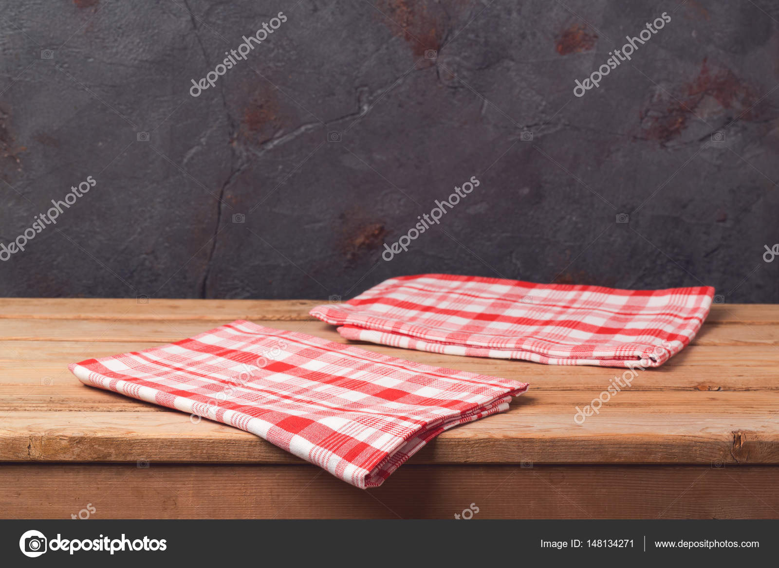 Masa örtüsü olan boş tahta güverte masası — Stok Foto © maglara #148134271