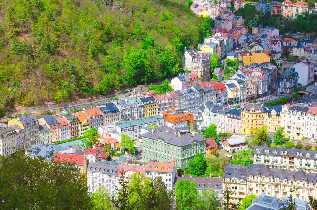 Karlovy Vary (Carlsbad) centro histórico de la ciudad vista aérea superior con hermosos ...