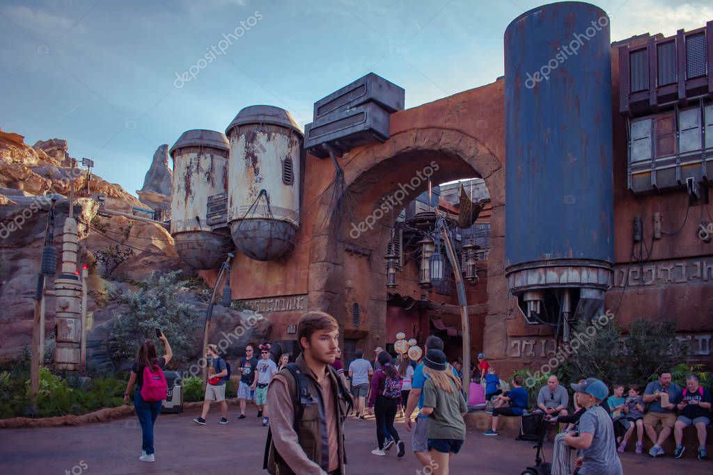 Orlando, Florida. 27 de noviembre de 2019. Personas caminando en Star ...
