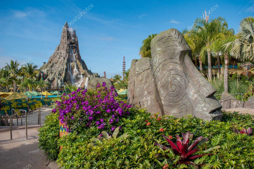 Orlando, Florida. 10 de marzo de 2020. Estatua de piedra Moai y volcán ...