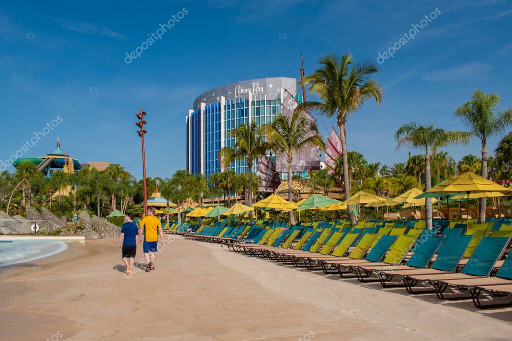 Orlando, Florida. 10 de marzo de 2020. Gente caminando por la playa de ...