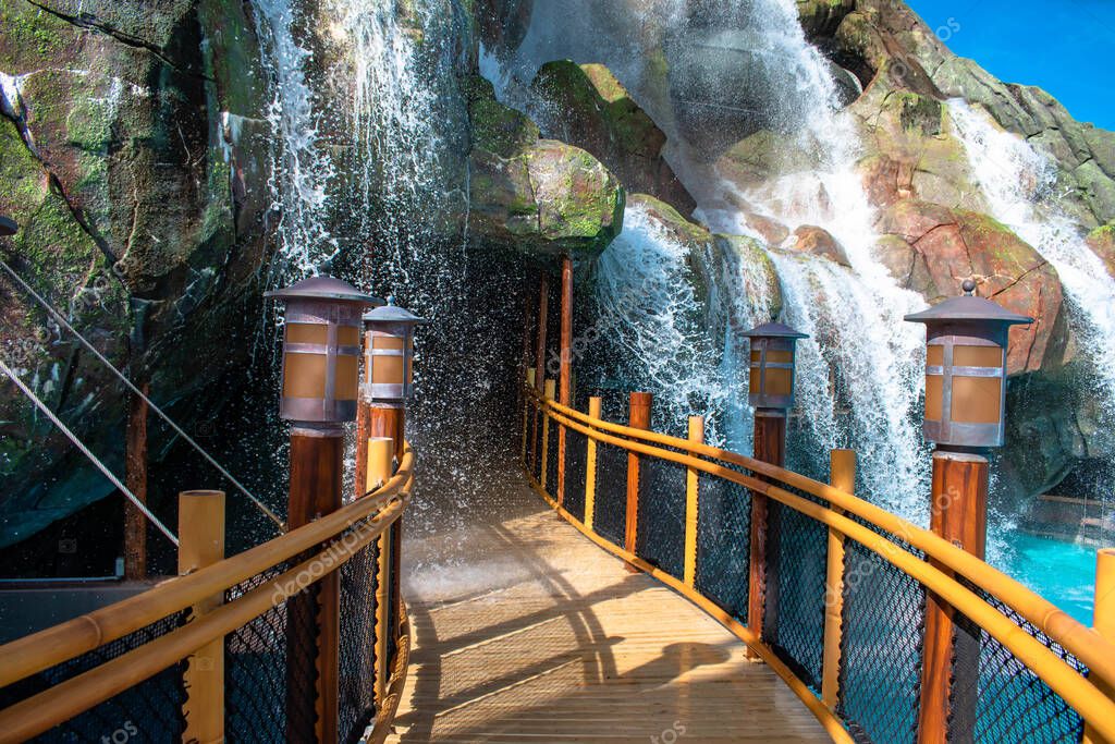 Orlando, Florida. 10 de marzo de 2020. Cascadas en una pasarela en el ...