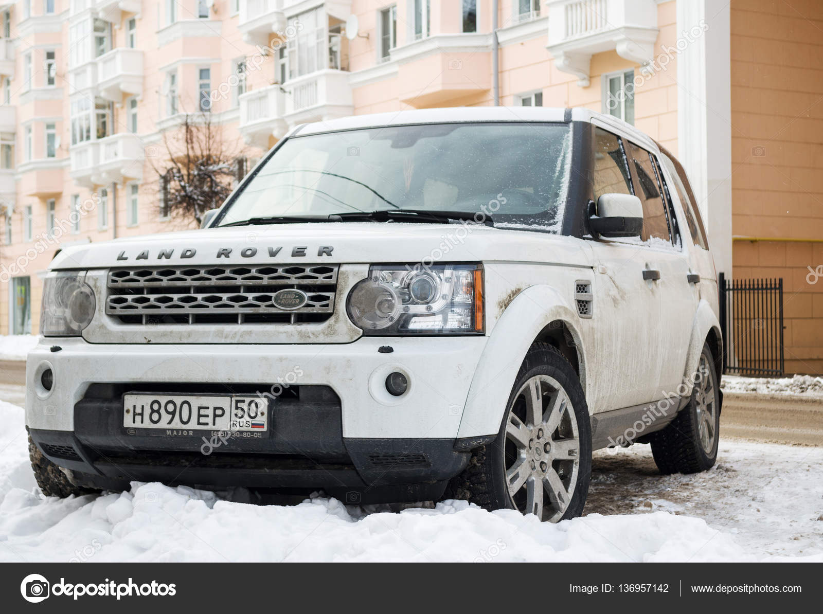 Range Rover Land Rover parked in winter street. – Stock Editorial Photo ...