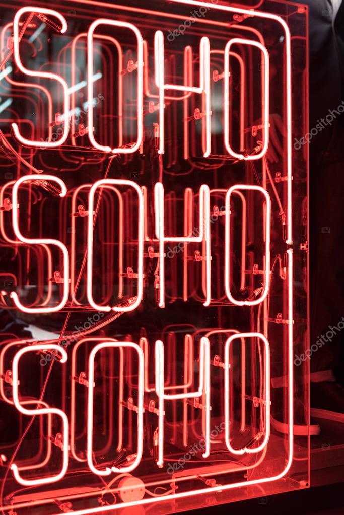 Señal de neón Soho — Foto de stock #130056546 © essentialimagem