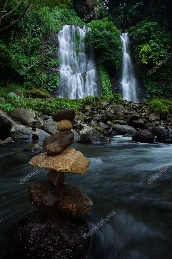 La cascada de Jagir es un hermoso lugar para relajarse. Una cascada es ...