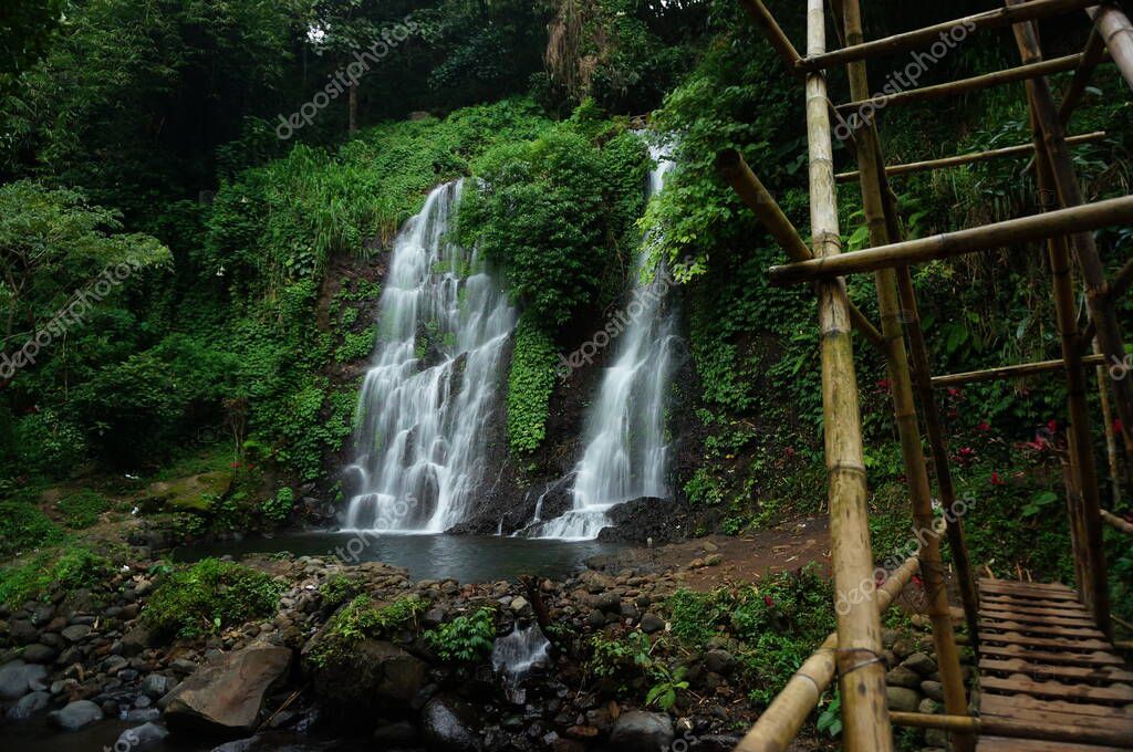 La cascada de Jagir es un hermoso lugar para relajarse. Una cascada es ...