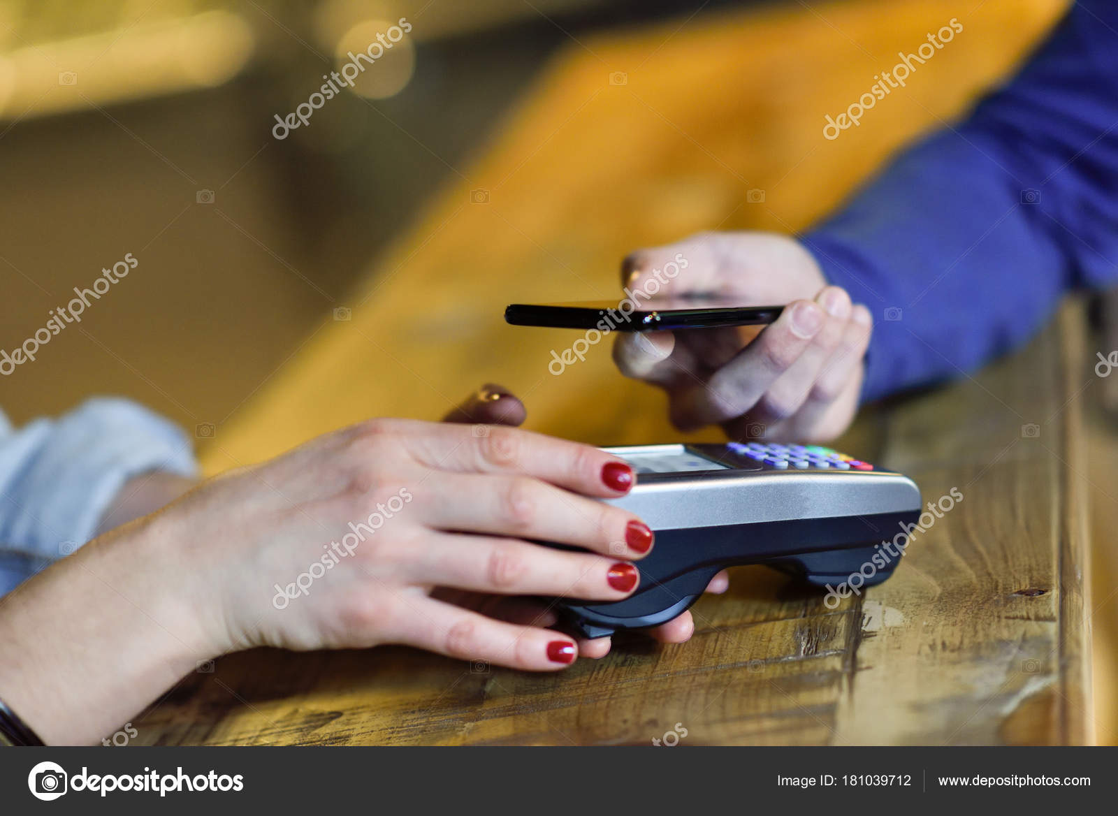 Hand holding smartphone paying on EDC machine. — Stock Photo © javiindy ...