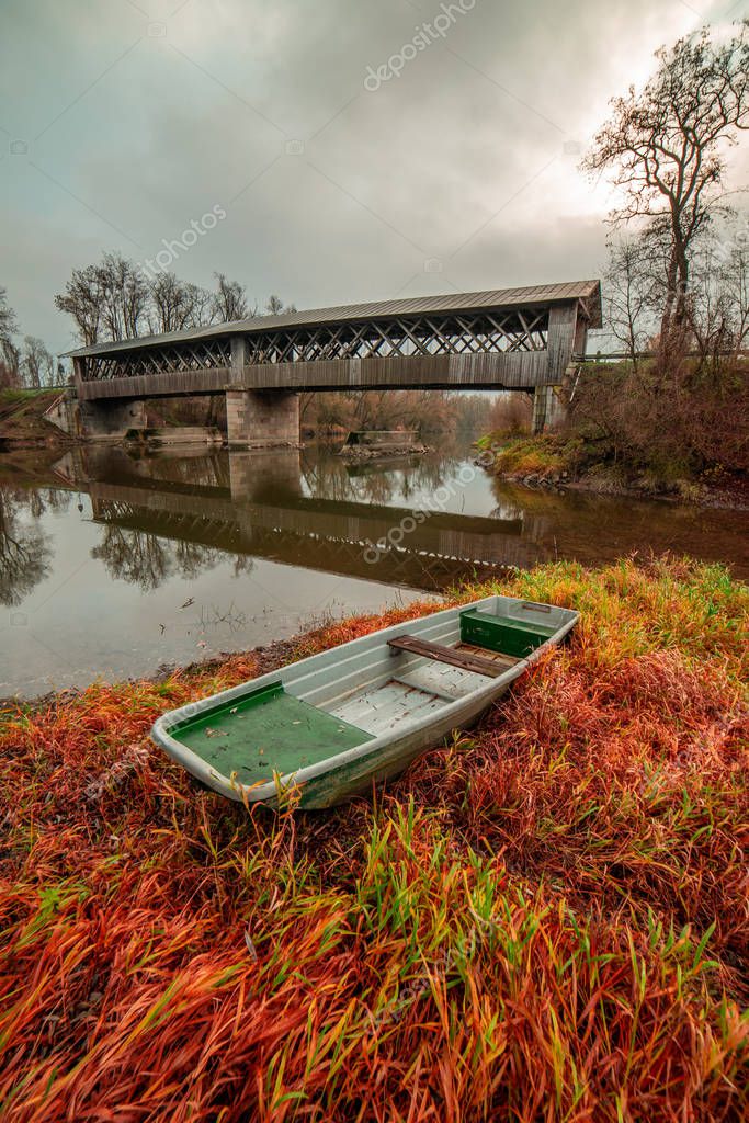 bote pequeño a orillas de un río y un día brillante 2022