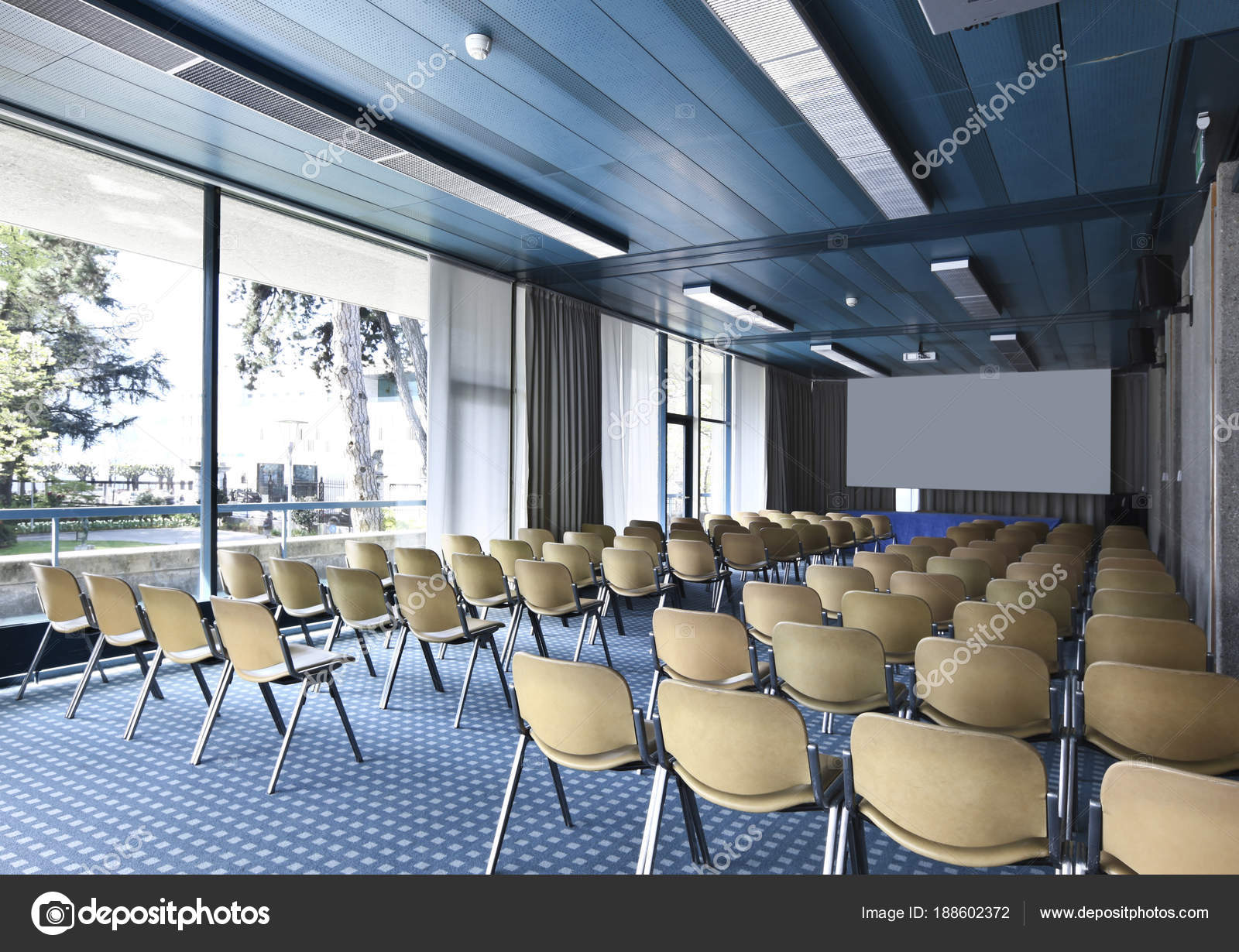 Interior of a modern conference hall — Stock Photo © Zveiger #188602372
