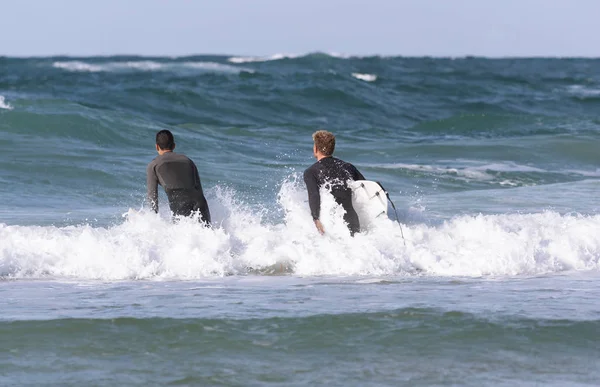 Real male surfers changing at the beach images libres de droit, photos ...