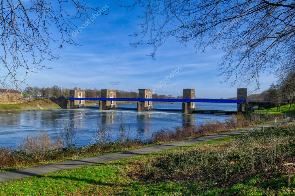 Escalera de Ruhrschleuse y sendero en el río Ruhr en Duisburg 2024