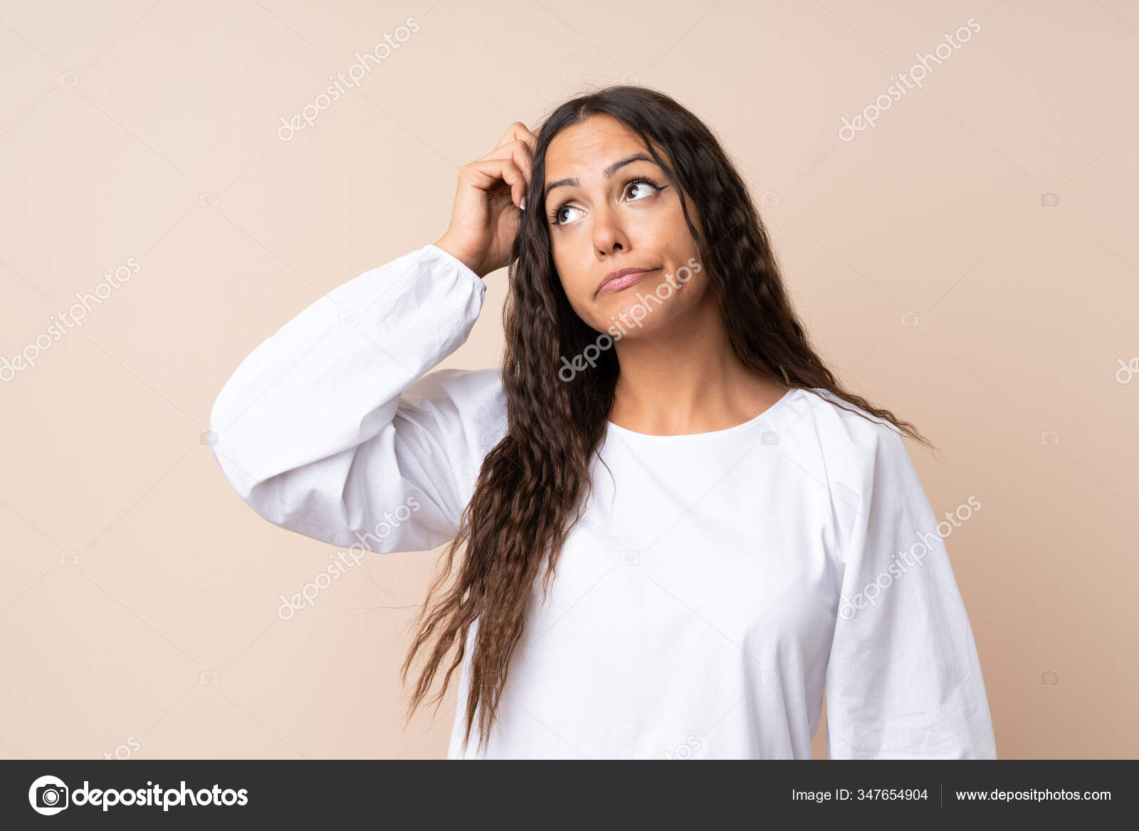 Mujer Joven Sobre Fondo Aislado Que Tiene Dudas Con Expresión — Foto de ...