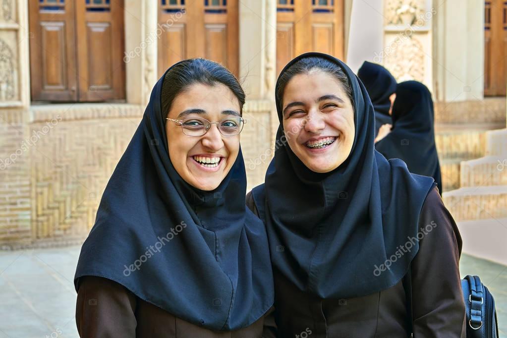 Dos mujeres iraníes en la casa histórica de Tabatabaei, Kashan, Irán. 2022