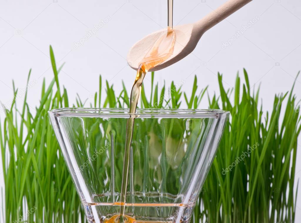 Miel vertiendo en el tazón de vidrio 2022