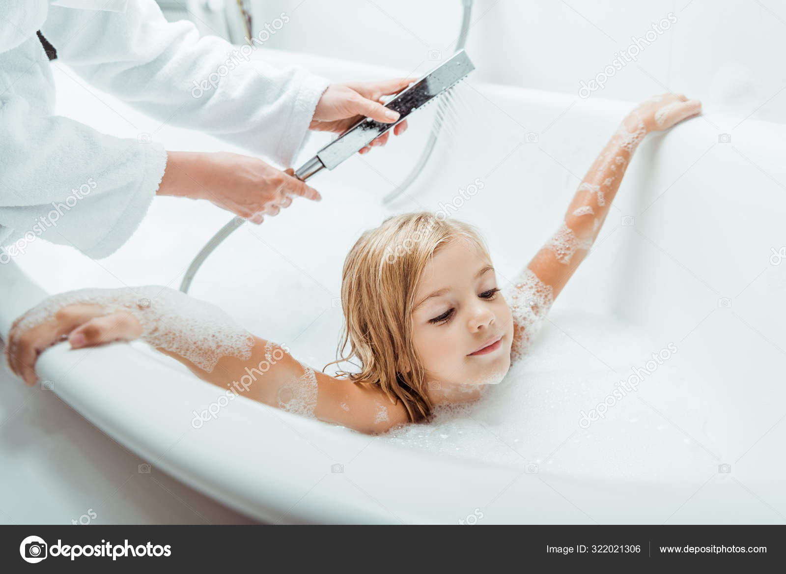 Adorável Criança Tomando Banho Perto Mãe Banheiro — Foto © HayDmitriy ...