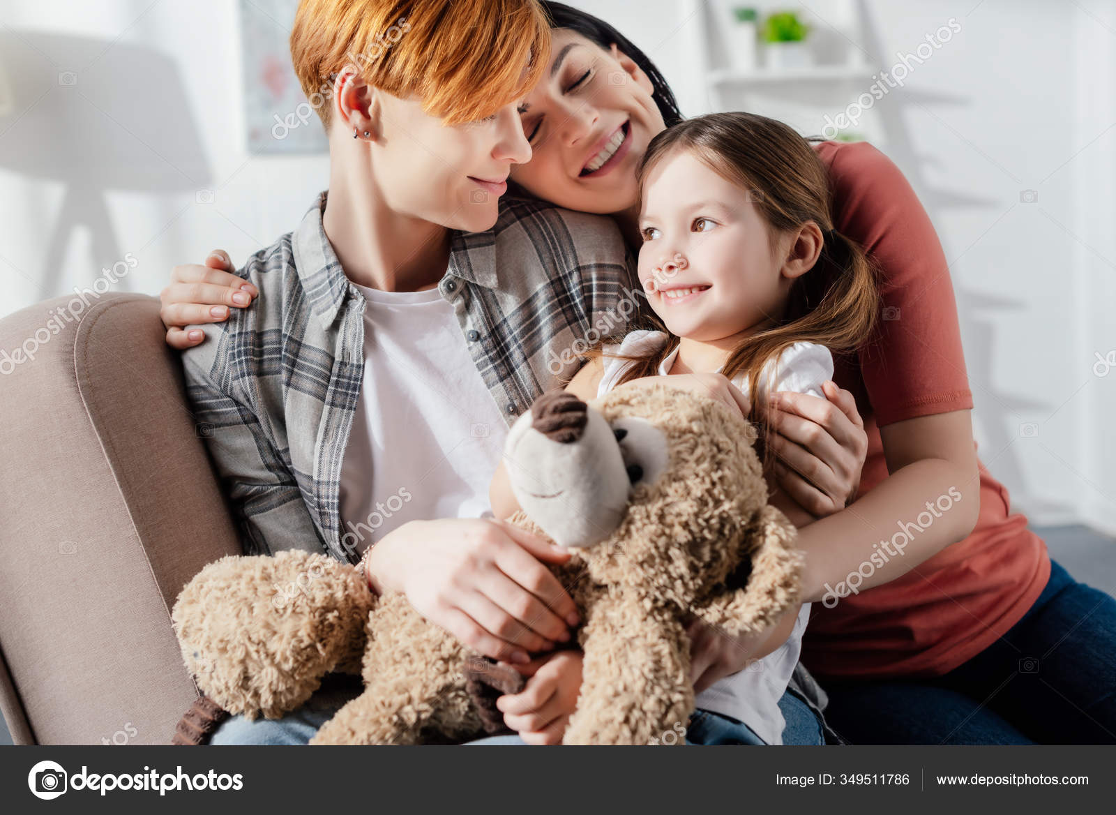 笑顔同じセックス家族受け入れ娘とともにテディベアオンソファ — ストック写真 © Haydmitriy 349511786