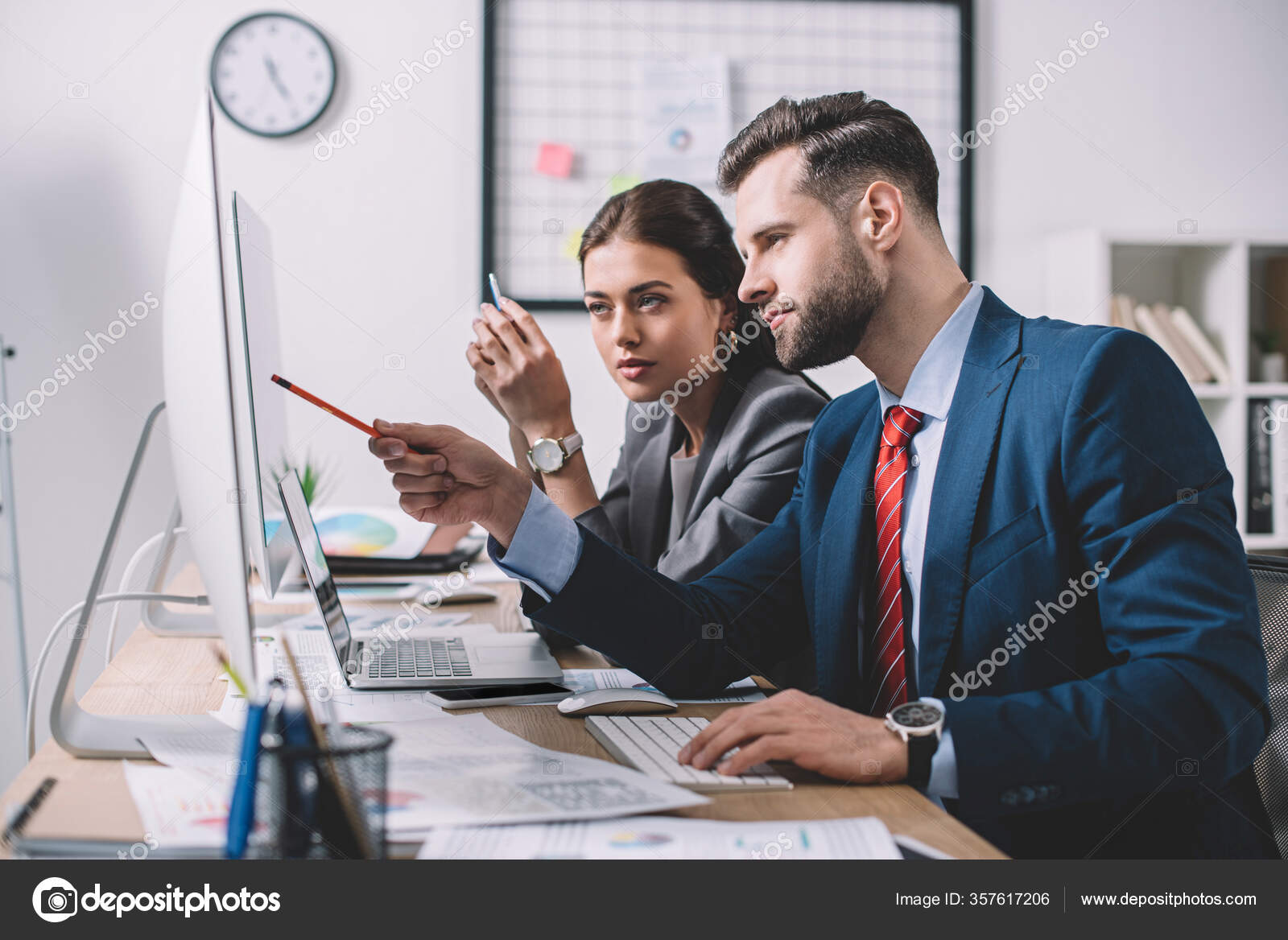 Side View Information Security Analyst Pointing Computer Monitor Colleague Office — Stock Photo ...