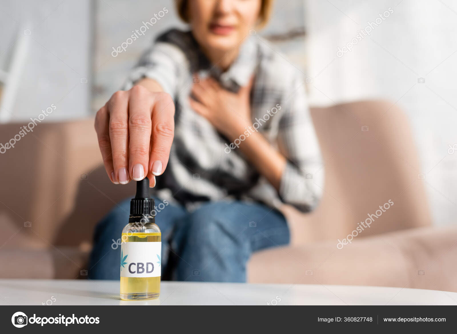 Vista Recortada Mujer Madura Tomando Botella Con Letras Cbd Casa — Foto ...