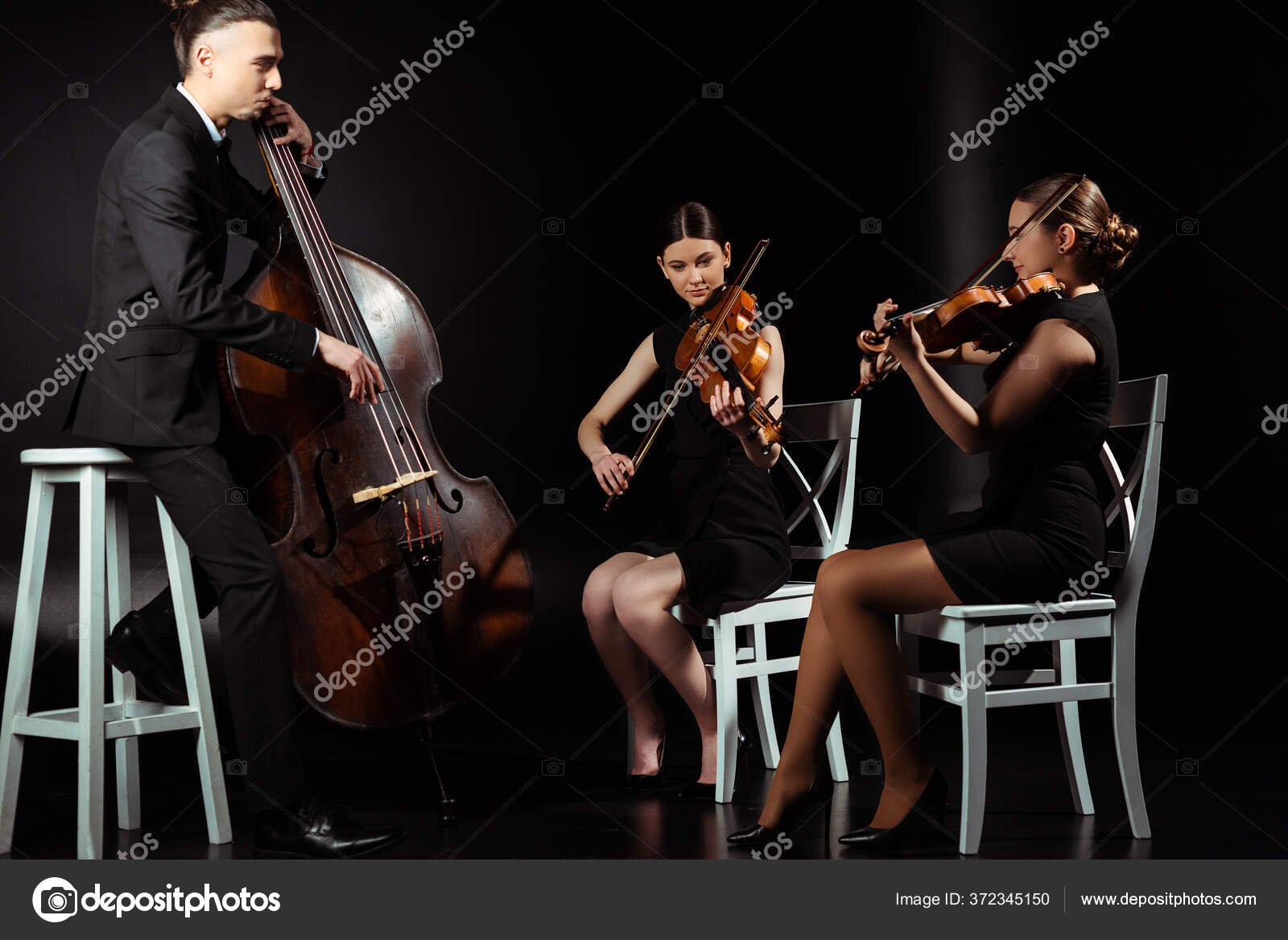Trío Músicos Profesionales Tocando Instrumentos Musicales Escenario ...