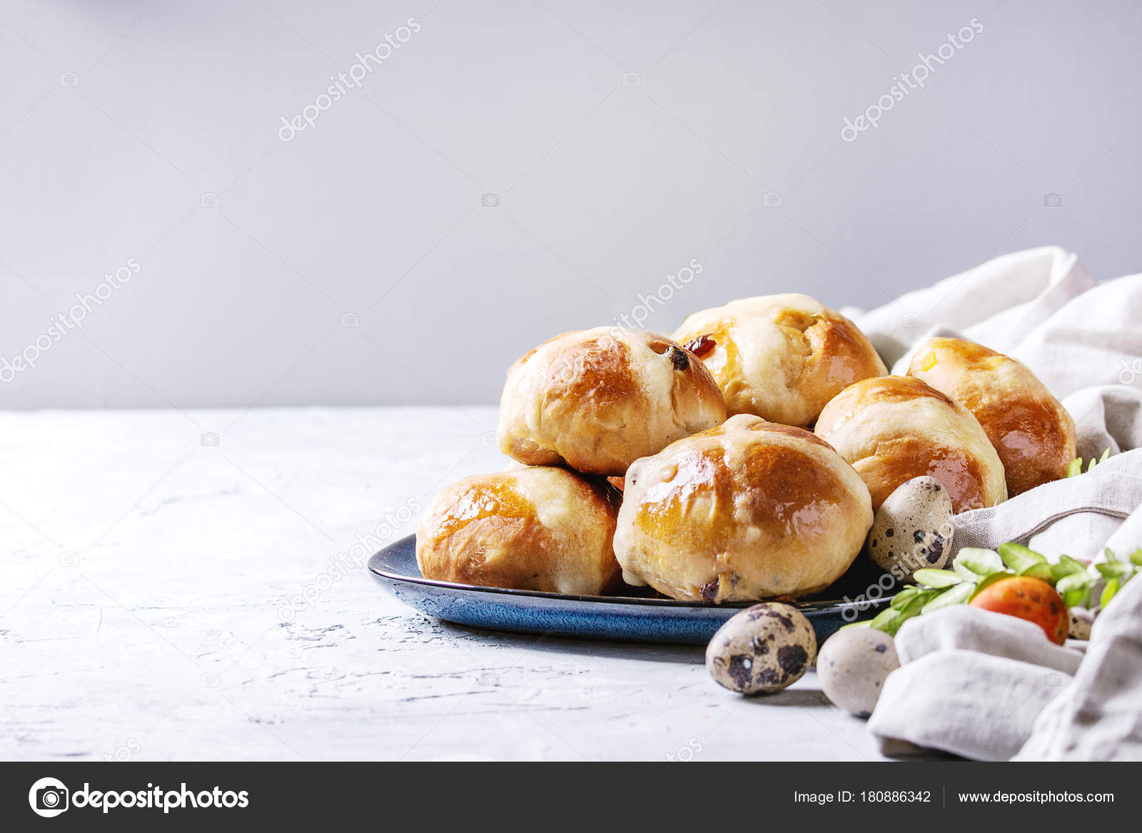 Hot cross buns Stock Photo by ©NatashaBreen 180886342