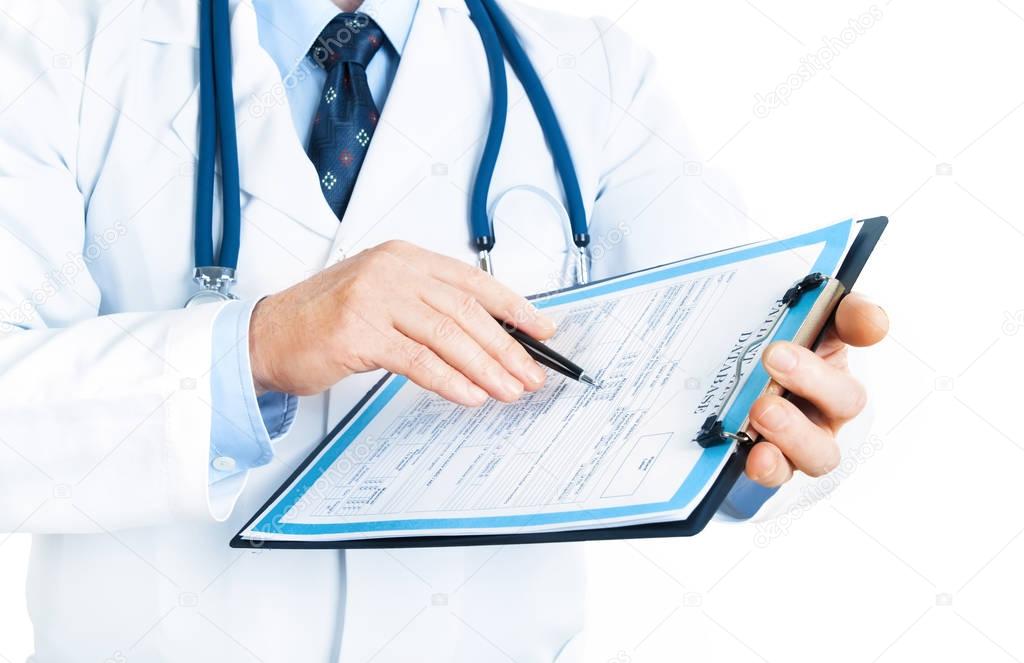 médico mostrando el formulario de historial del paciente en el ...