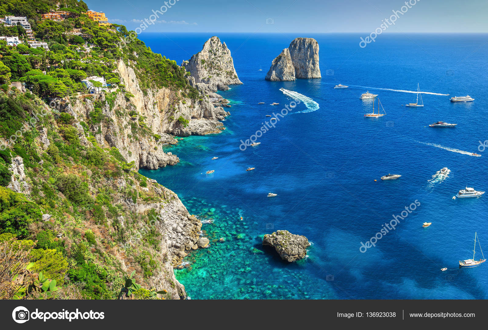 Atemberaubende capri insel, strand und faraglioni klippen, italien ...